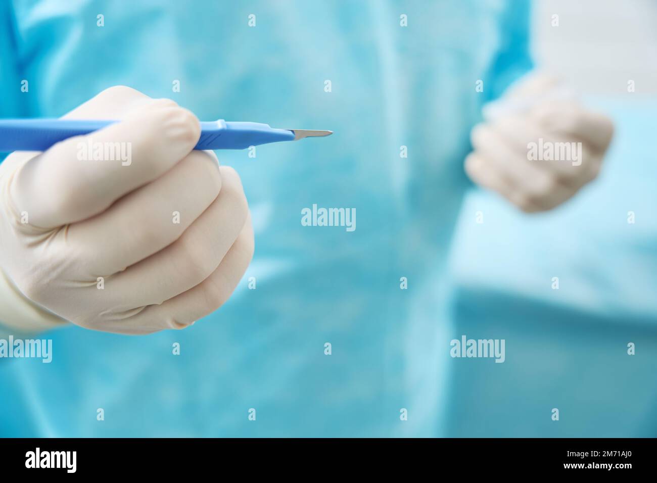 Close up of surgeon holds a scalpel with blue handle in his hand Stock ...
