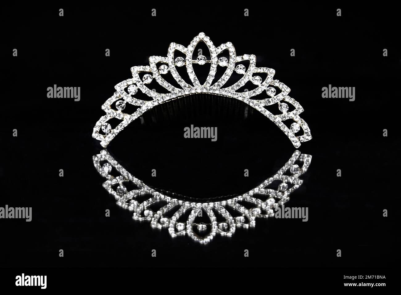Crown headdress hi-res stock photography and images - Alamy