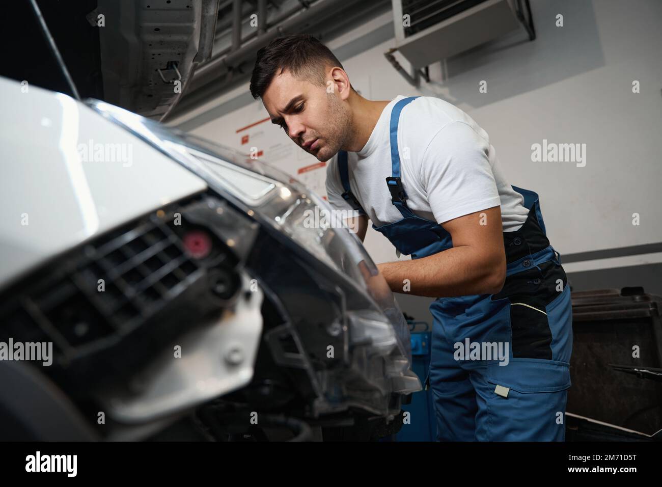 Vehicle inspection station car technical hi-res stock photography and ...