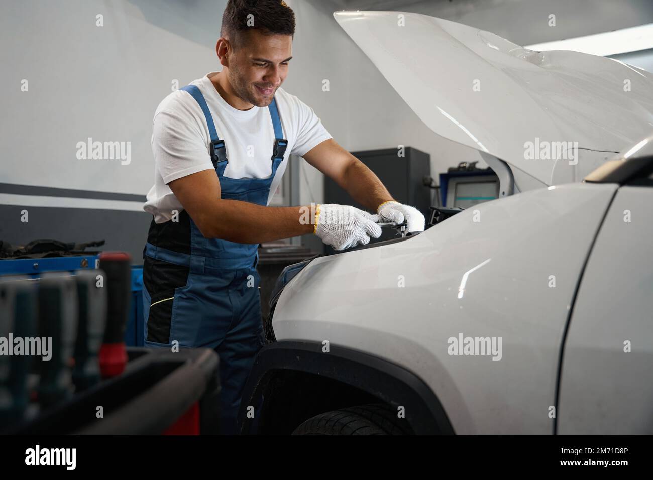 Mechanic inspecting car at a tire shop Stock Photo - Alamy