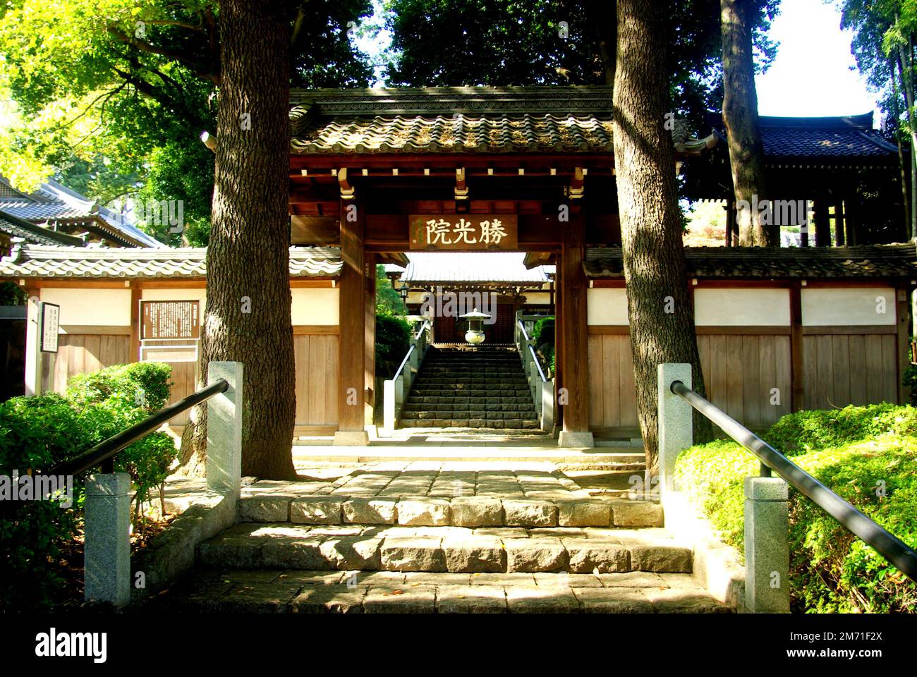 Gate at the entrance to a Japanese shrine Stock Photo - Alamy