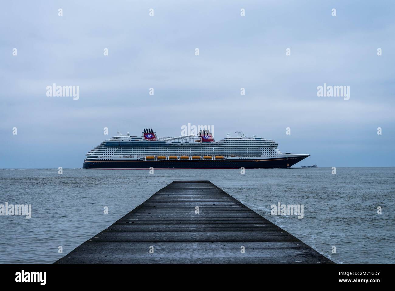 A ship perfectly aligning with the groin Stock Photo - Alamy