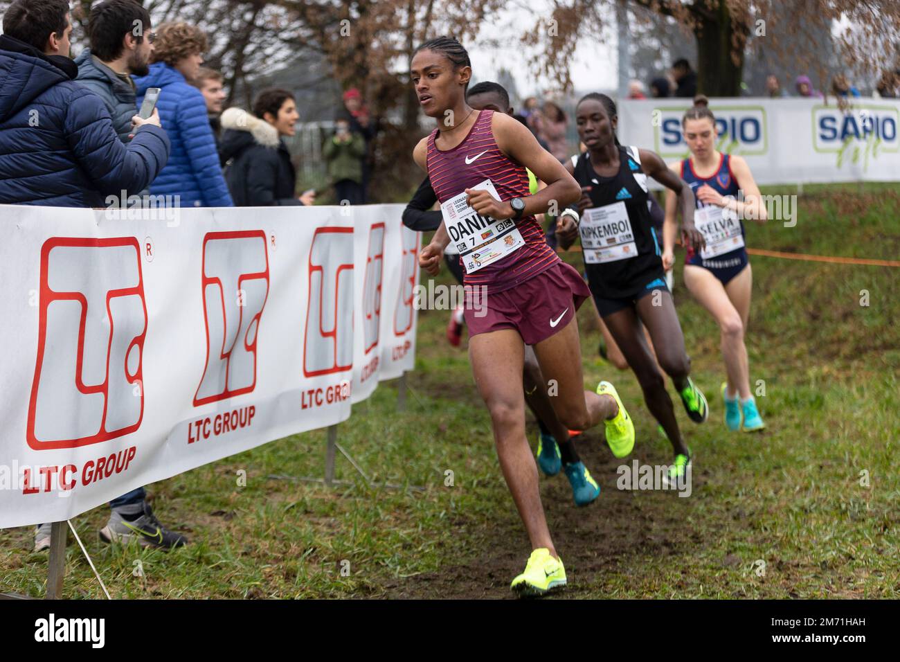 Rahel Daniel (Eri) and Margaret Chelimo Kipkemboi (Eth Stock Photo - Alamy