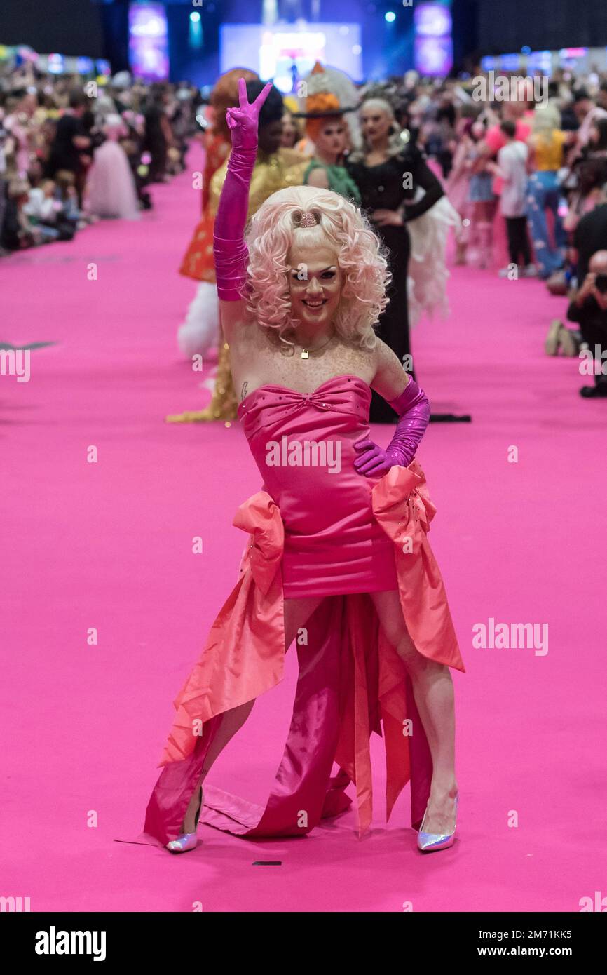 Drag queen elektra fence hi-res stock photography and images - Alamy