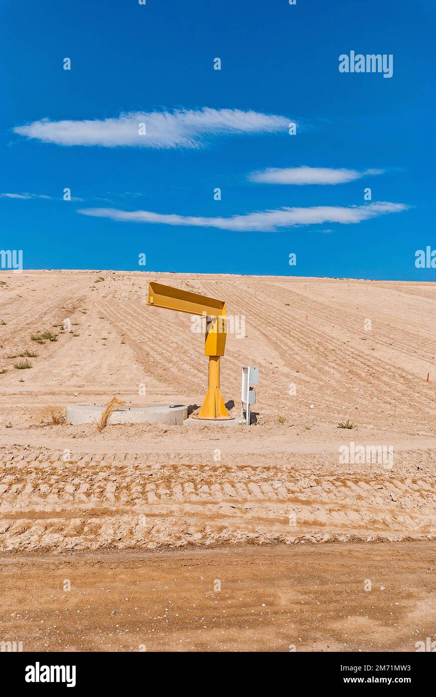 Inverted L-shaped jib crane structure for lifting heavy concrete covers ...