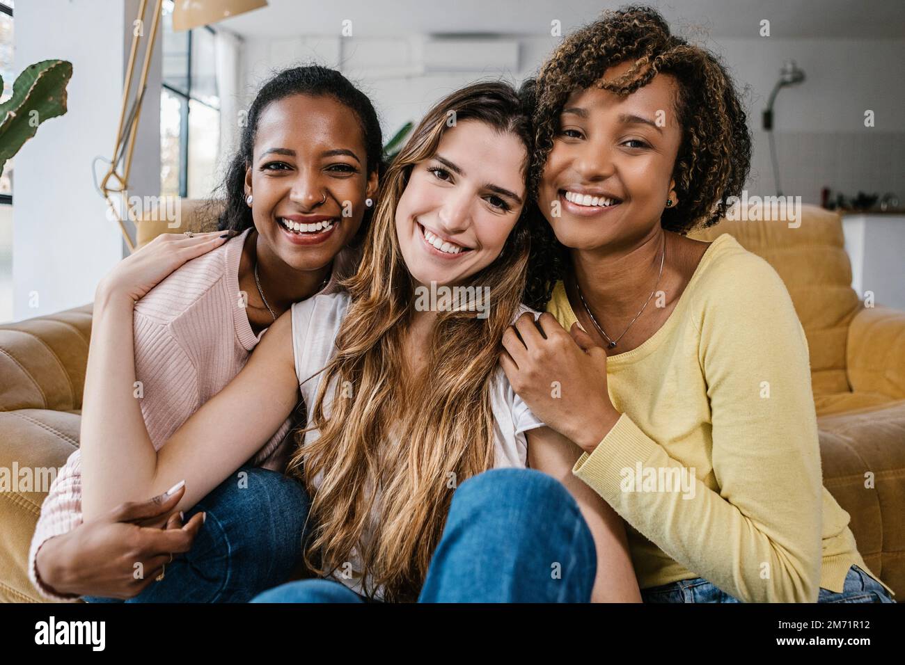 Female friends smiling hi-res stock photography and images - Alamy