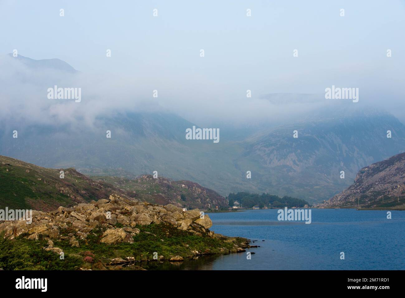 Early morning looking across Llyn Ogwen with a cloud inversion over Y ...