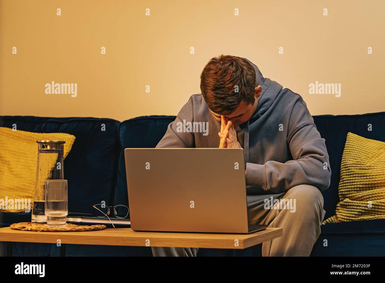 Laptop sad hi-res stock photography and images - Alamy