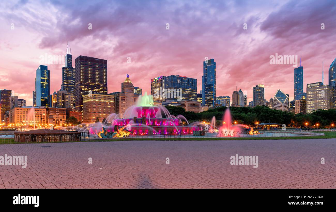 Beautiful view of Chicago City and Buckingham fountain at sunset in ...