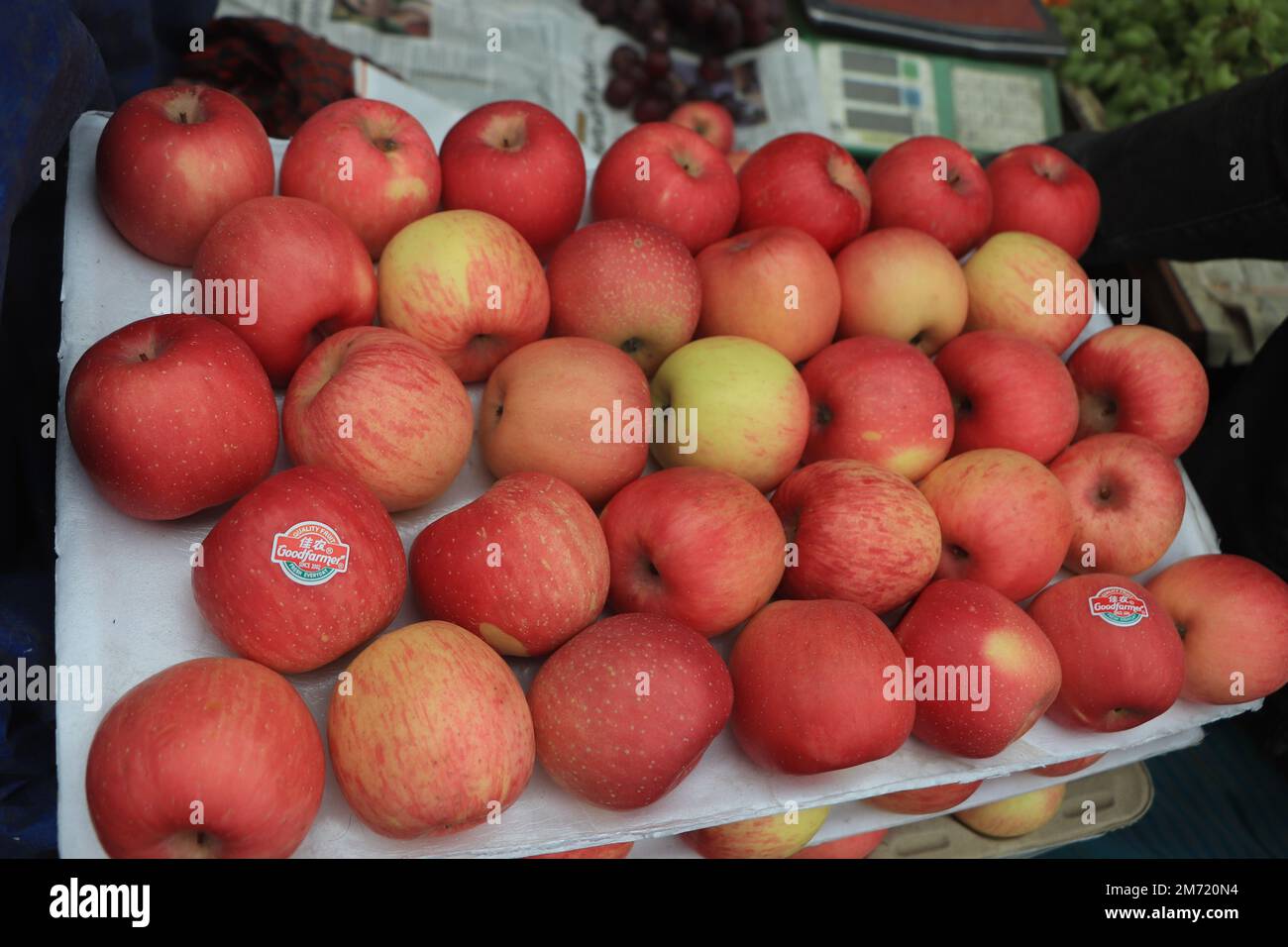 fresh apple in market to sell Stock Photo - Alamy