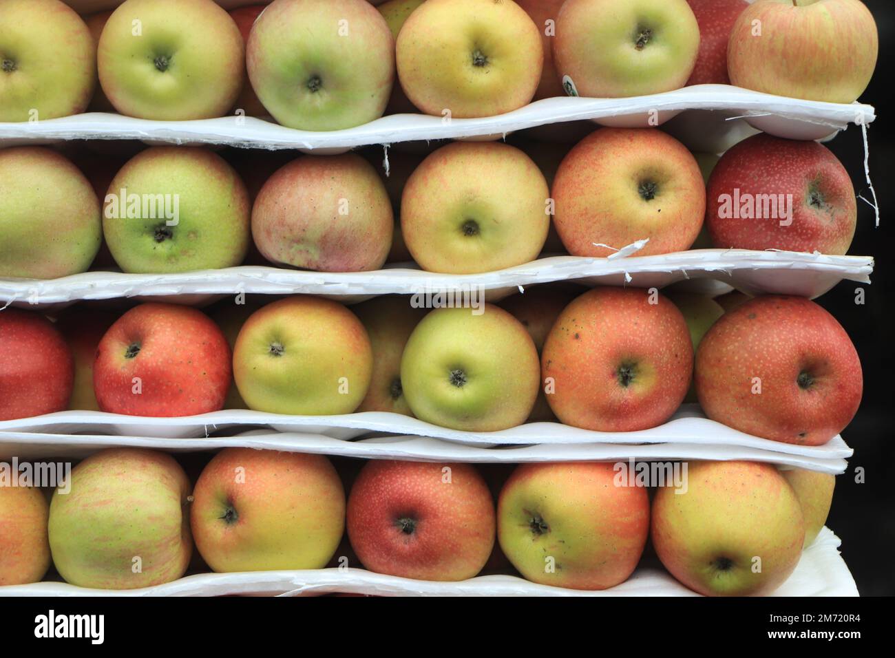 Yummy pile of apples in a market stall Stock Photo - Alamy