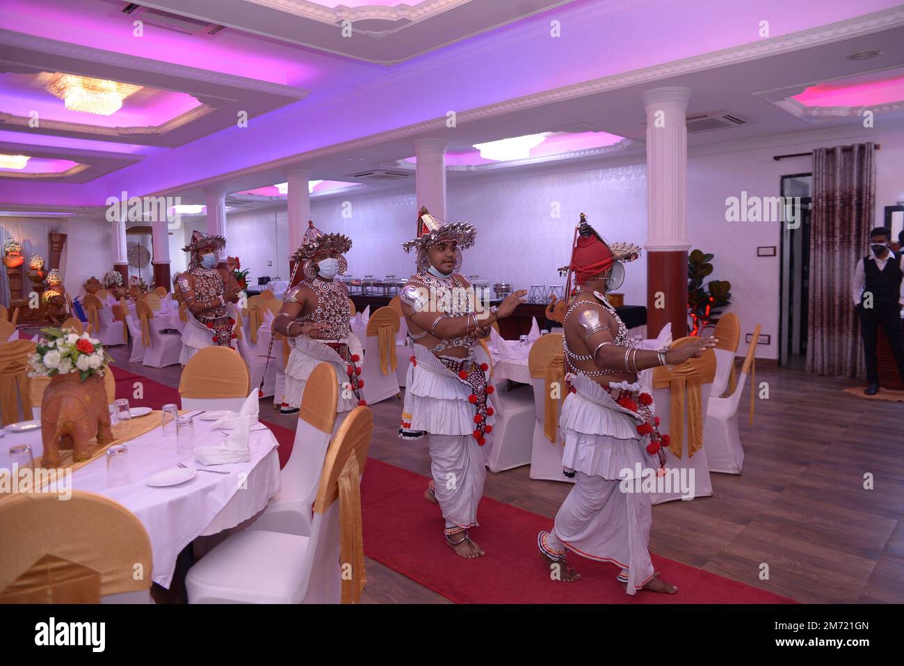 Sri Lanka Traditional Welcome Dance Stock Photo - Alamy