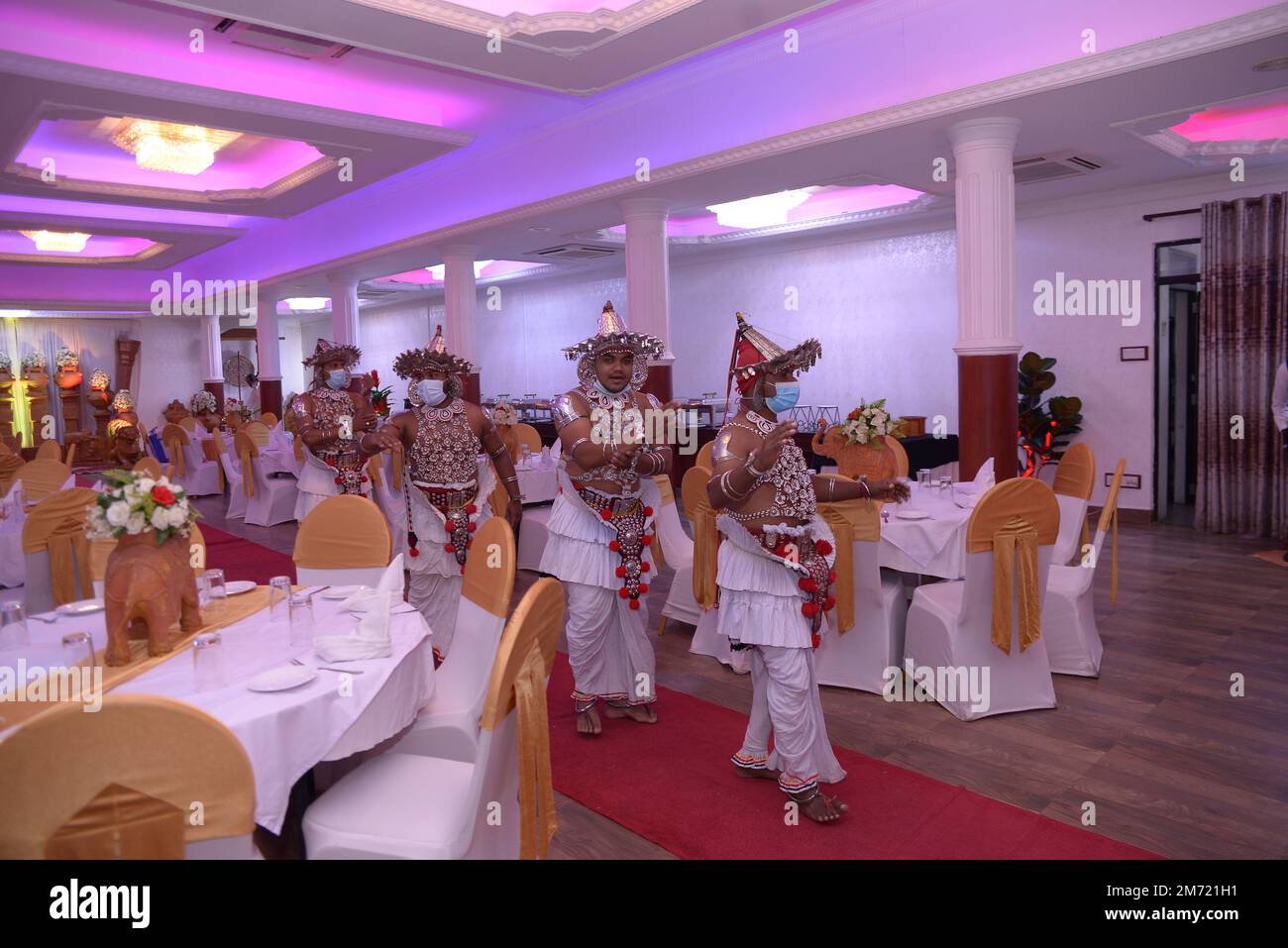 Sri Lanka Traditional Welcome Dance Stock Photo - Alamy