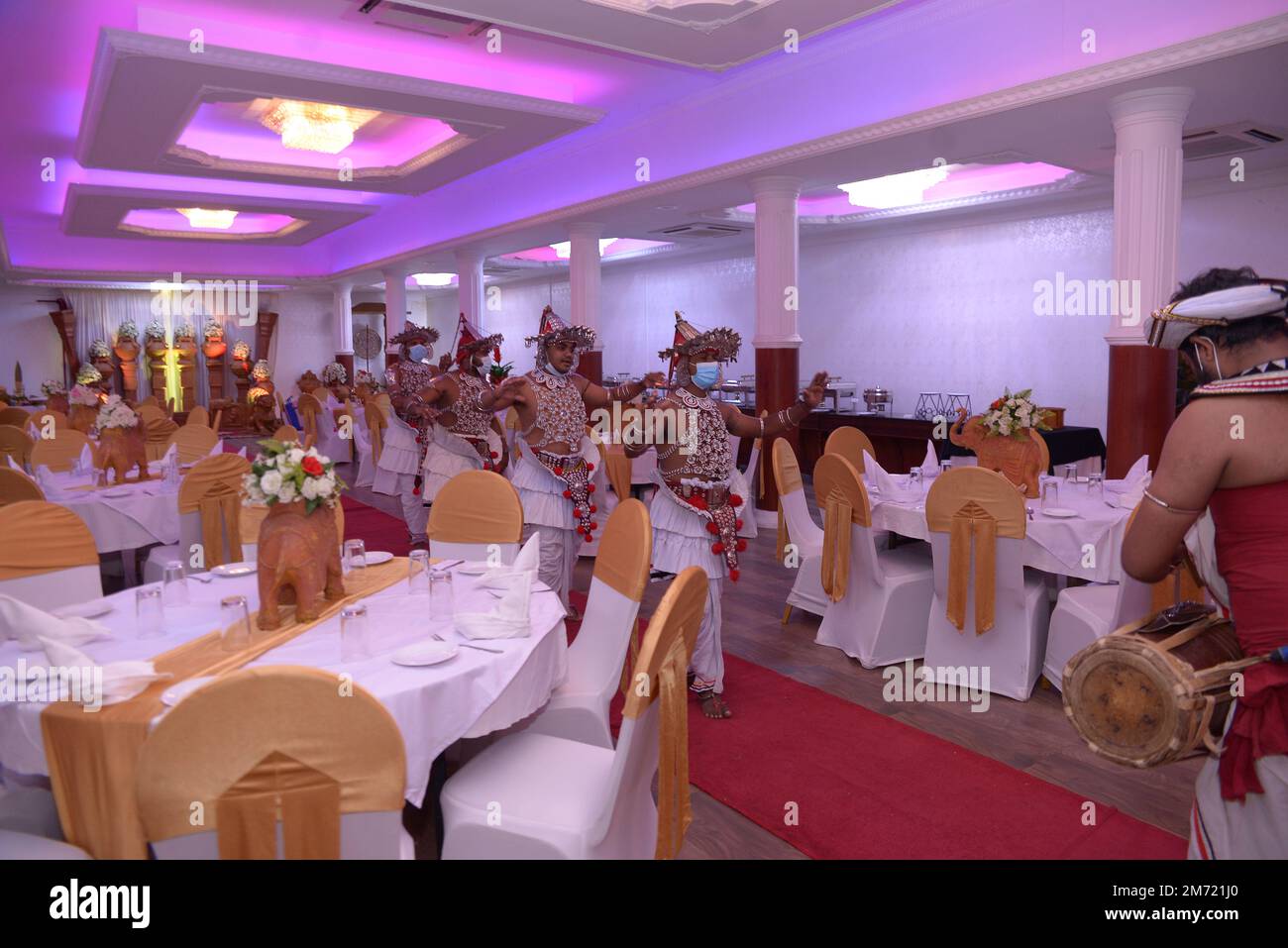 Sri Lanka Traditional Welcome Dance Stock Photo - Alamy