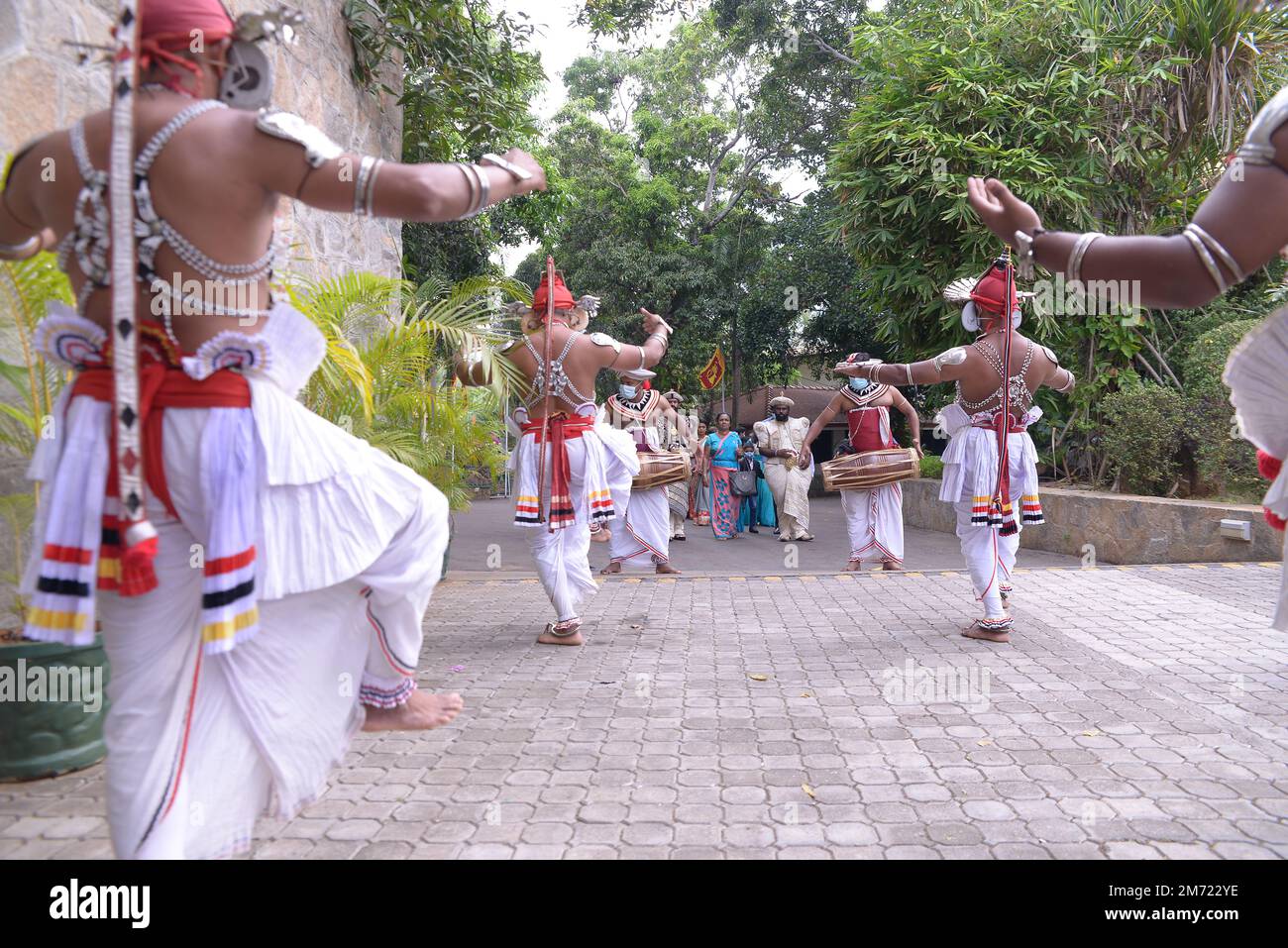 Sri Lanka Traditional Welcome Dance Stock Photo - Alamy