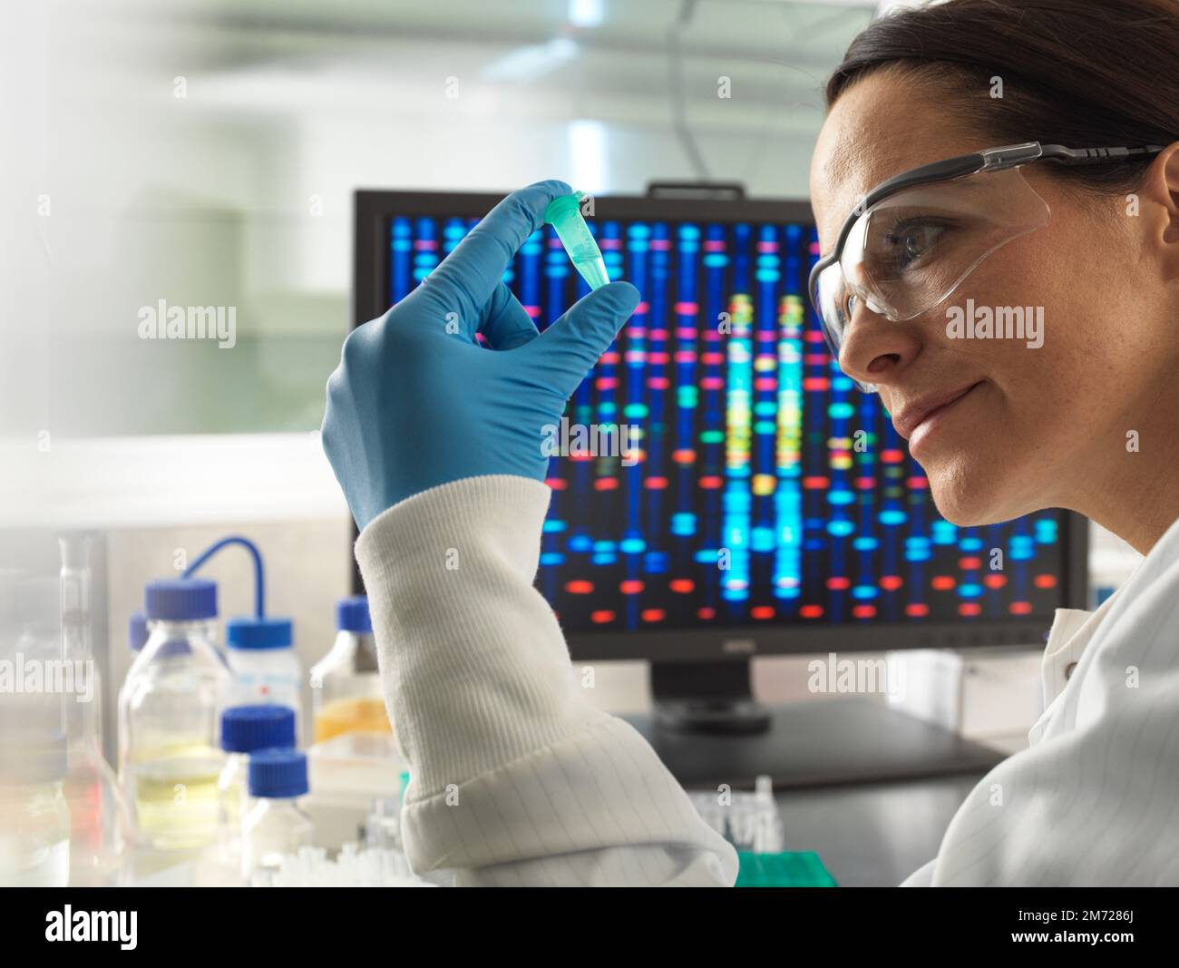 Scientist dna profile experiment hi-res stock photography and images ...