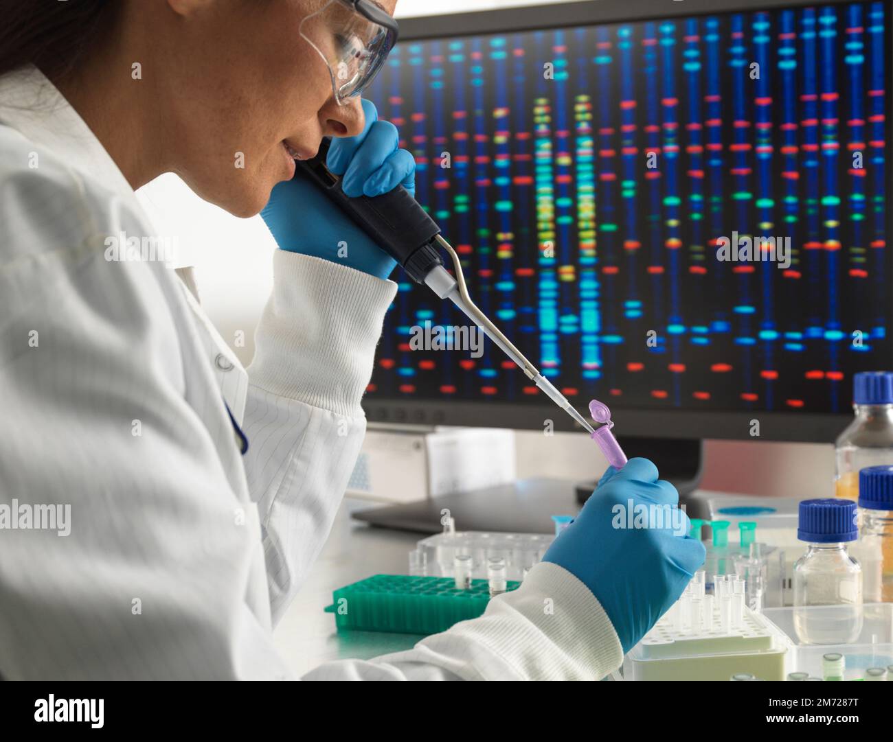 Scientist dna profile experiment hi-res stock photography and images ...