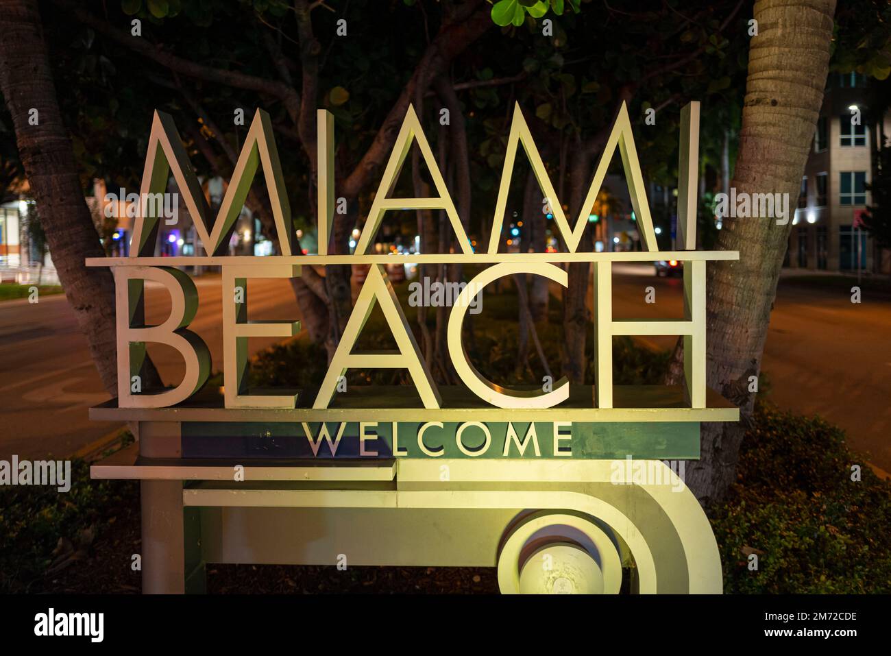 Miami beach night sign. Miami Beach welcome sign, Florida Stock Photo ...
