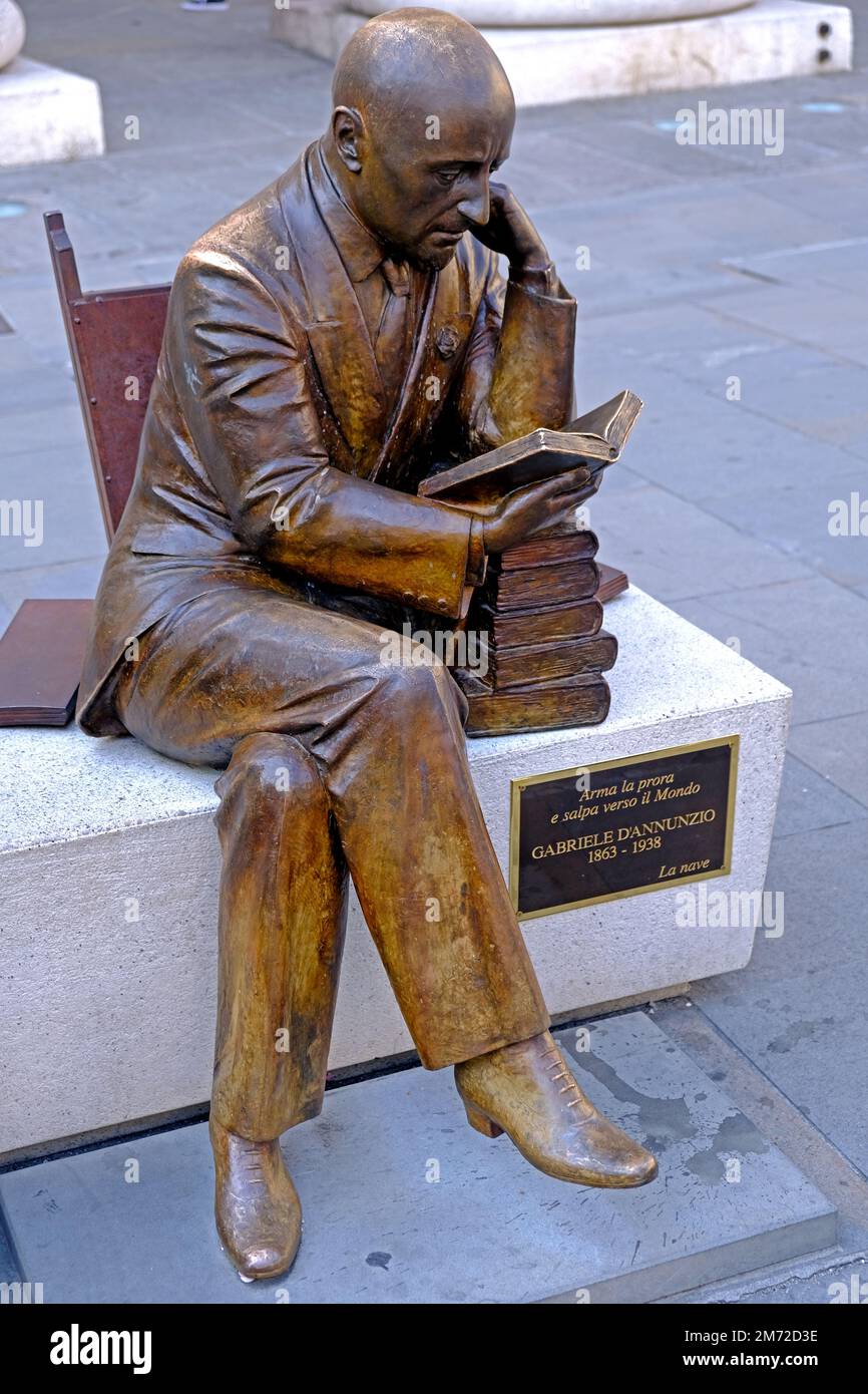 Statue gabriele dannunzio trieste italy piazza della borsa poet hi-res ...