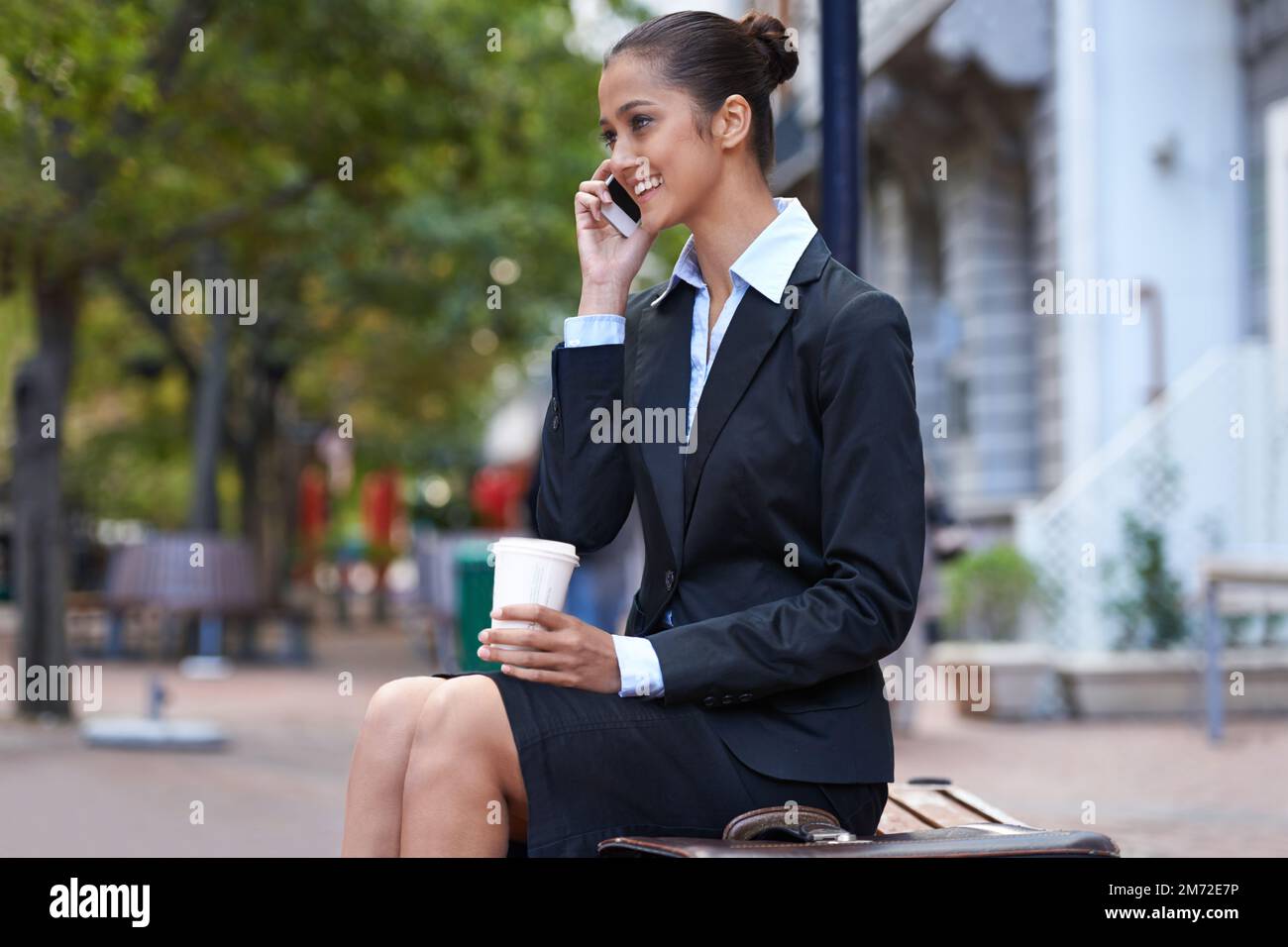 People sitting outside and talking hi-res stock photography and images ...