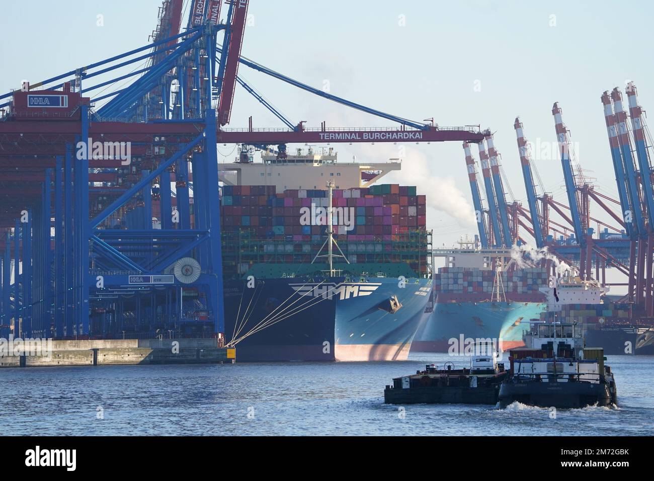 PRODUCTION - 03 January 2023, Hamburg: Container ships are loaded and ...
