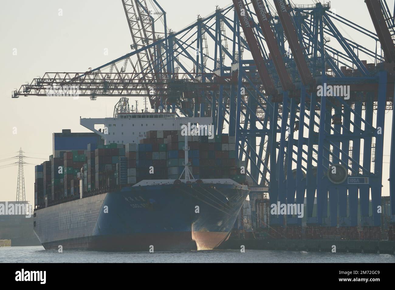 PRODUCTION - 03 January 2023, Hamburg: A container ship of the shipping ...