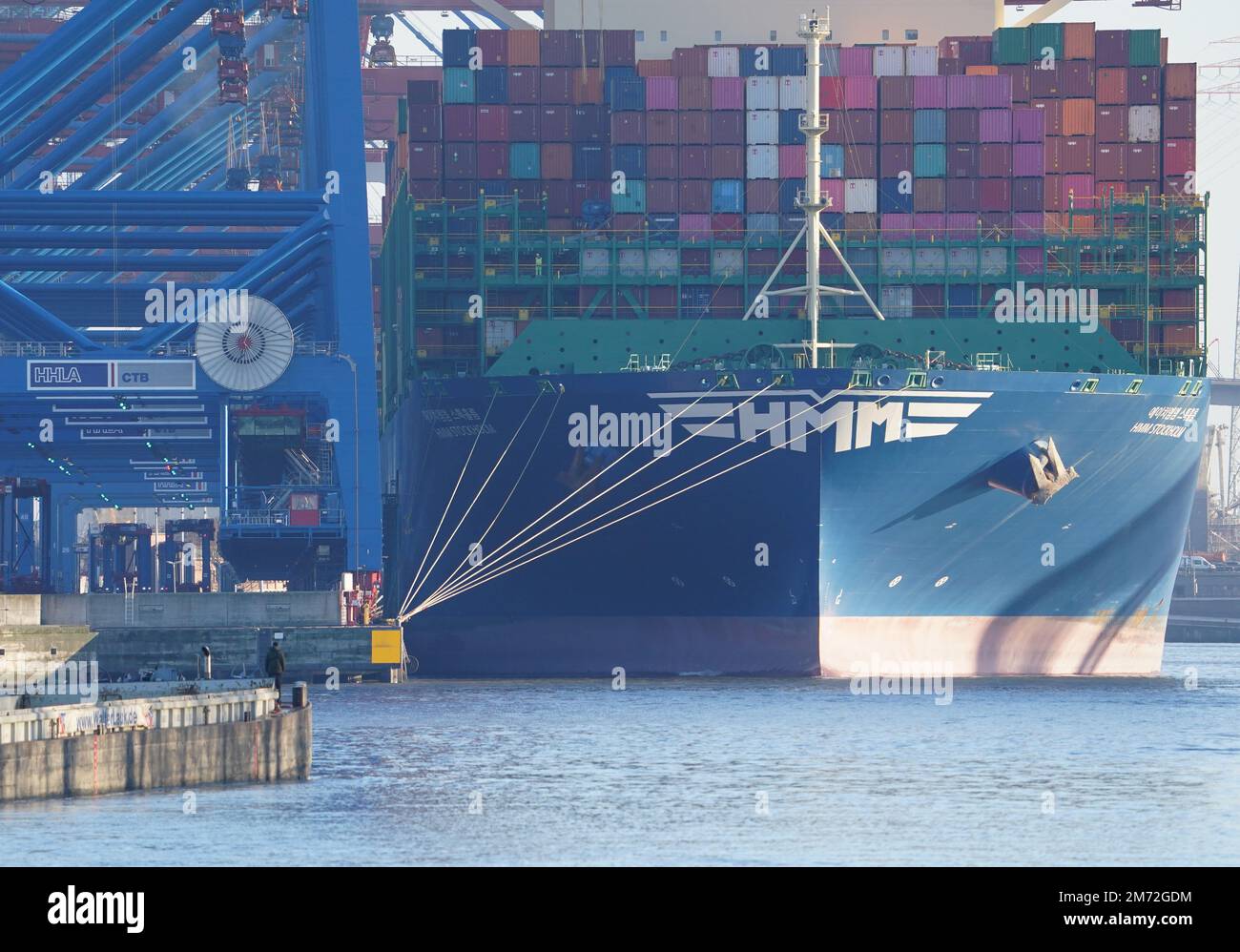 PRODUCTION - 03 January 2023, Hamburg: A huge container ship is loaded ...