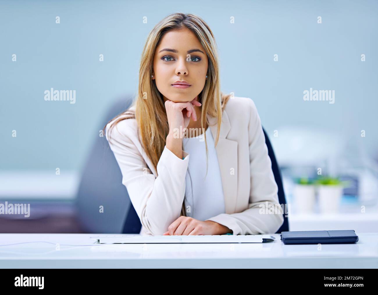 Young women sitting desk hi-res stock photography and images - Alamy