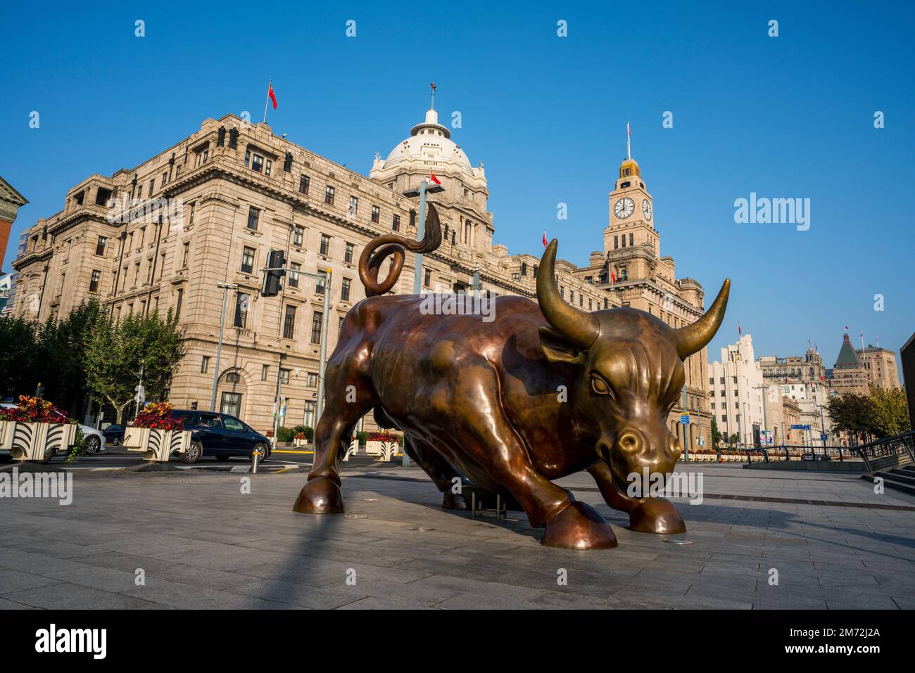 Shanghai bund bull sculpture hi-res stock photography and images - Alamy