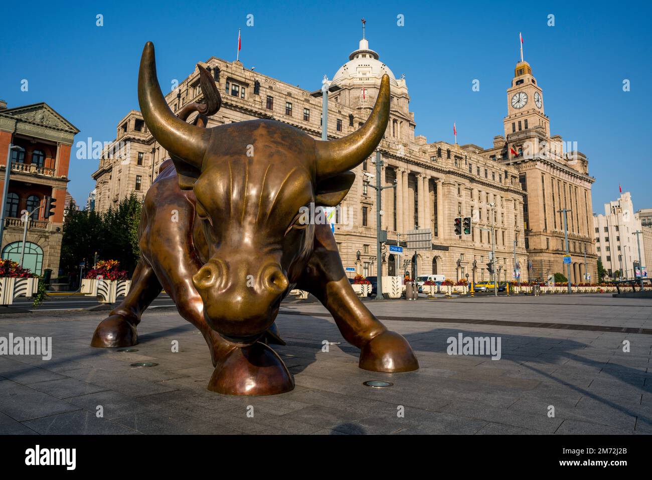Shanghai bund bull sculpture hi-res stock photography and images - Alamy