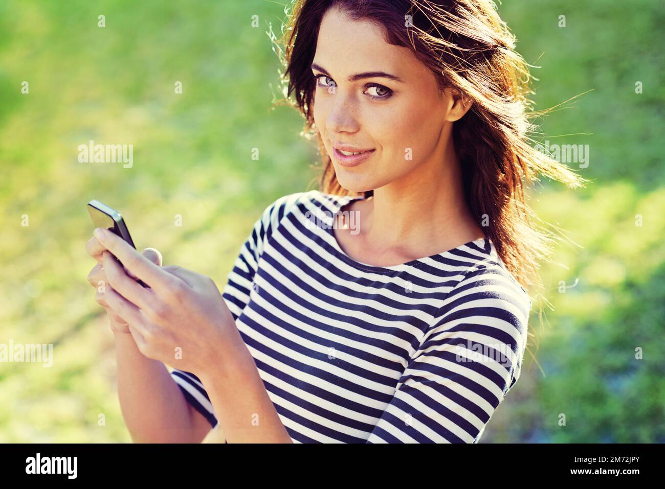 Mobile women hi-res stock photography and images - Alamy