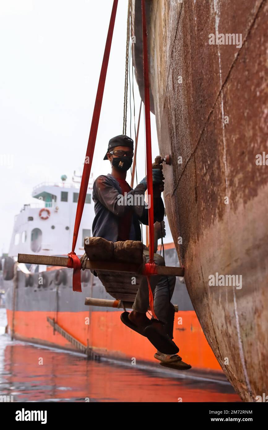 workers working to repair ship Stock Photo - Alamy