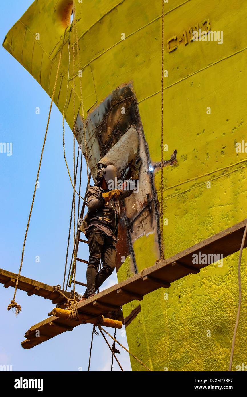workers working to repair ship Stock Photo - Alamy