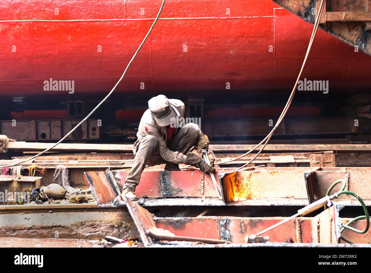 workers working to repair ship Stock Photo - Alamy