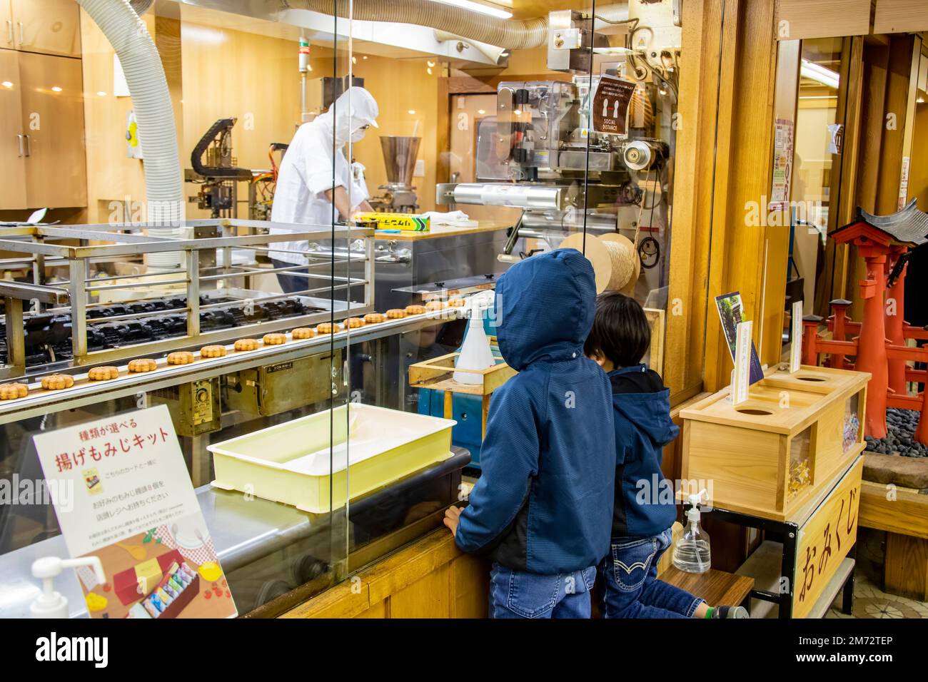Hiroshima Japan 3rd Dec 2022: Kids are watching production line of ...