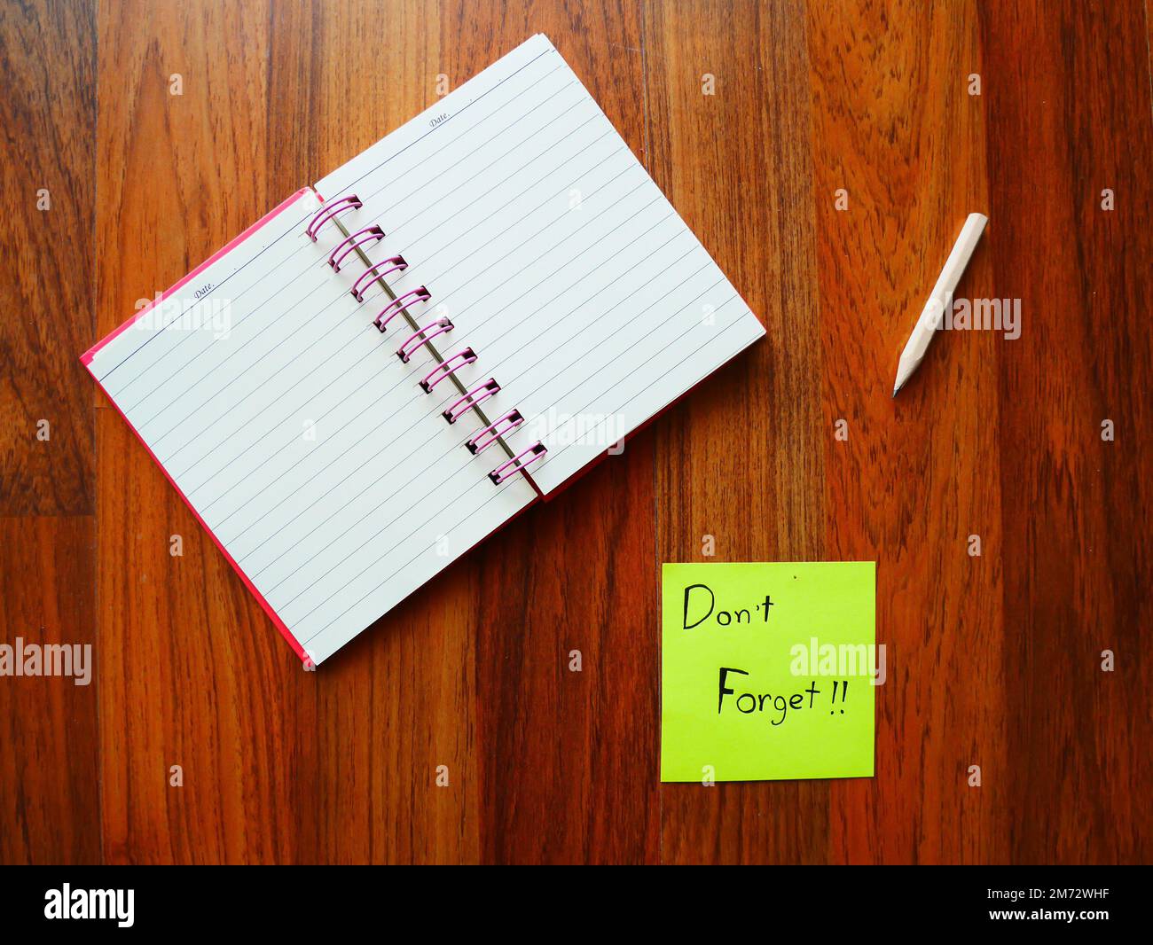 Don't forget post it with note book on top view Stock Photo - Alamy