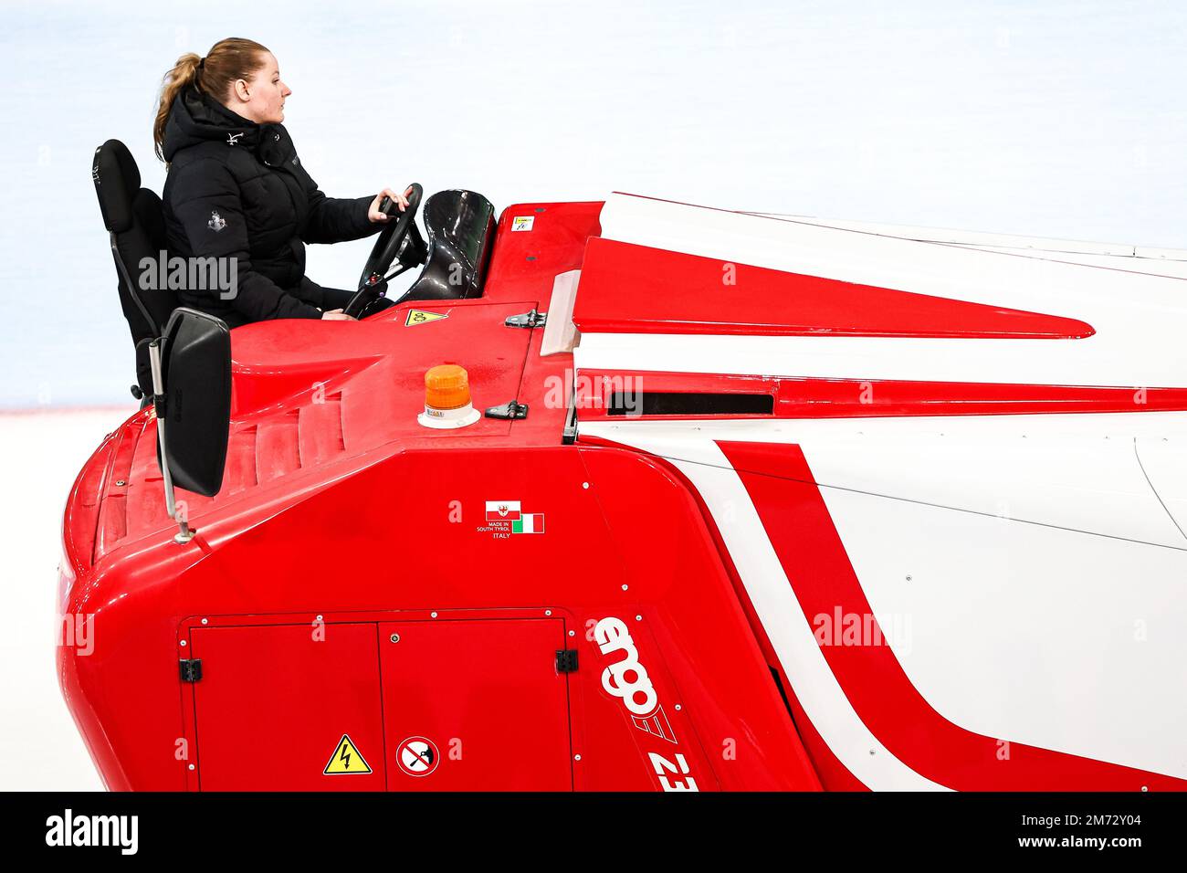 HAMAR - An ice resurfacer in the women's 500 meters during the ISU ...