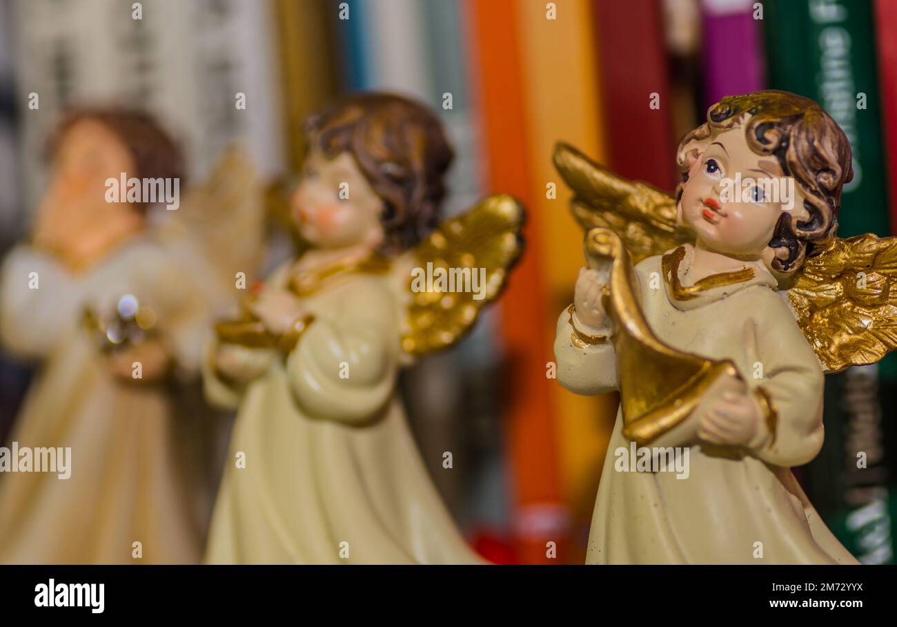 Golden angel figures hi-res stock photography and images - Alamy