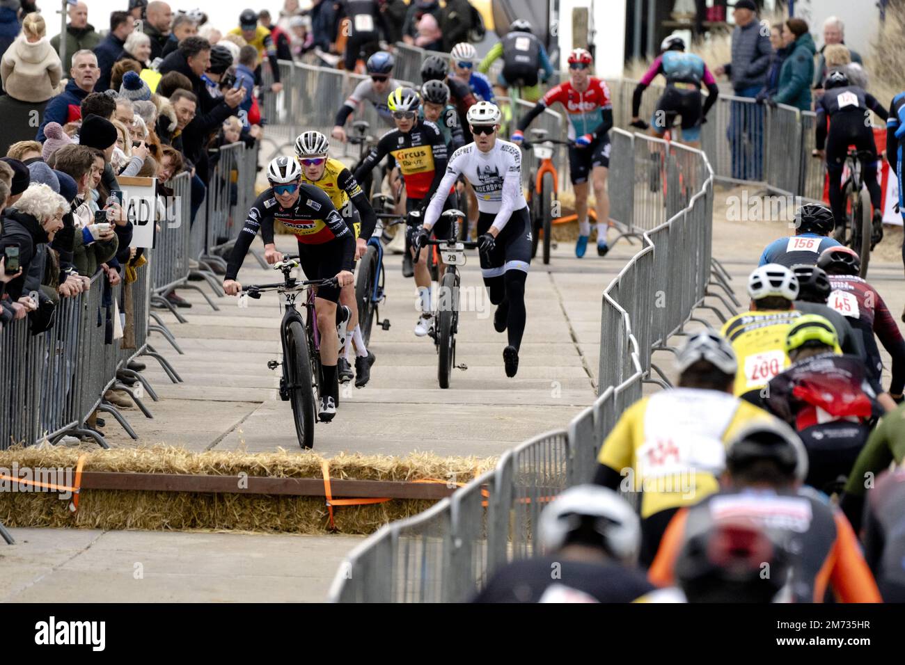 CASTRICUM AAN ZEE - The leading group Jordi Warlop (24), Tibor Zwaan ...