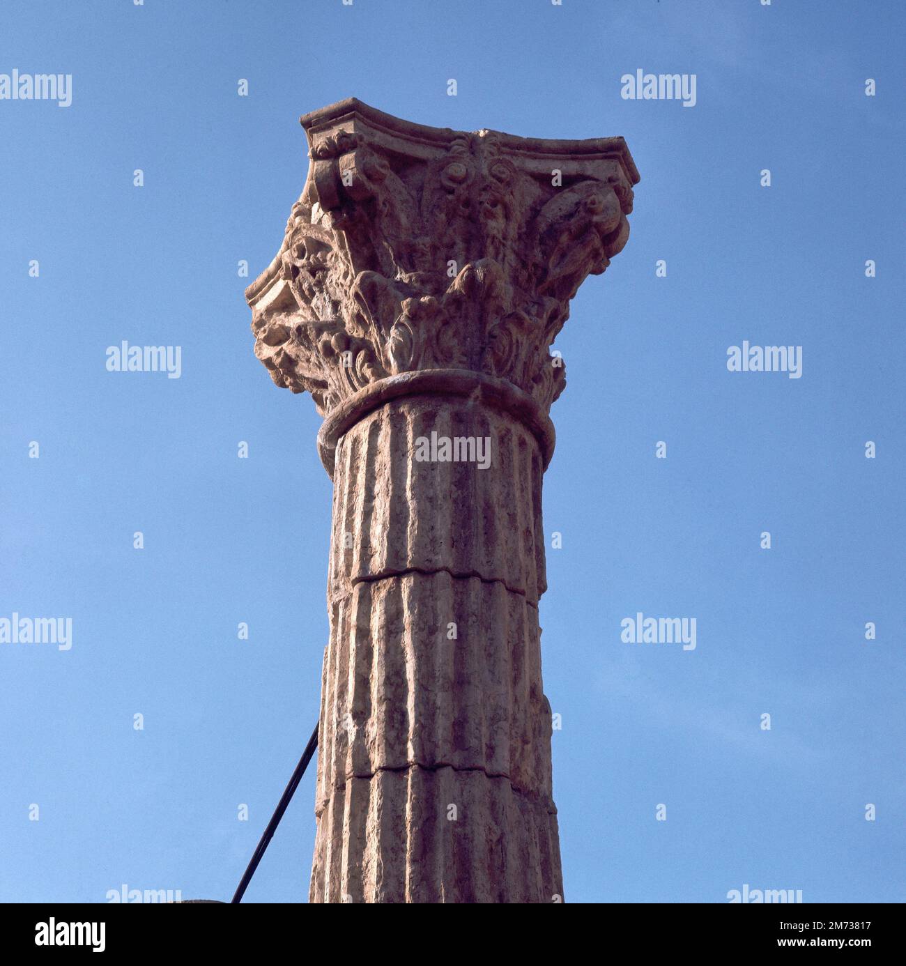 COLUMNA Y CAPITEL CORINTIO DE LAS RUINAS ROMANAS DE TARRAGONA. Location ...