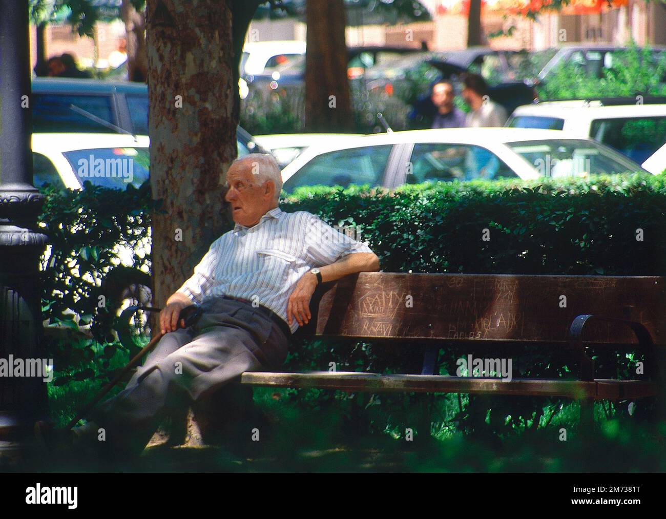 MONUMENTO AL GENERAL PERON CON PINTADAS EN LA AVENIDA QUE LLEVA SU ...