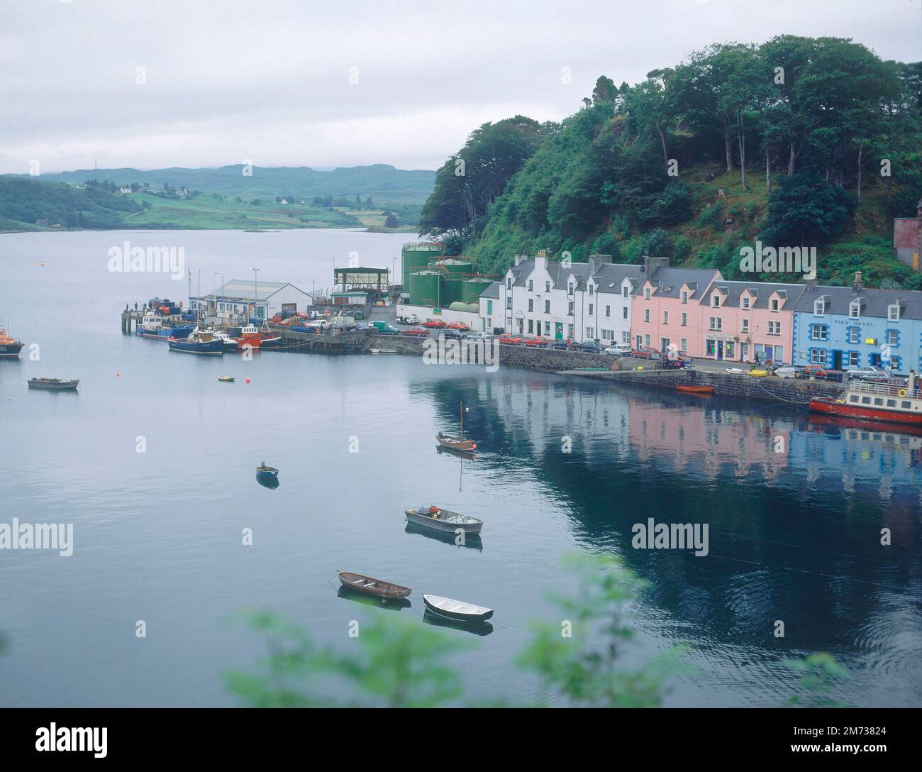 PUERTO NATURAL CON TIPICAS CASAS DE COLORES. Location: PORTREE-EXTERIOR ...