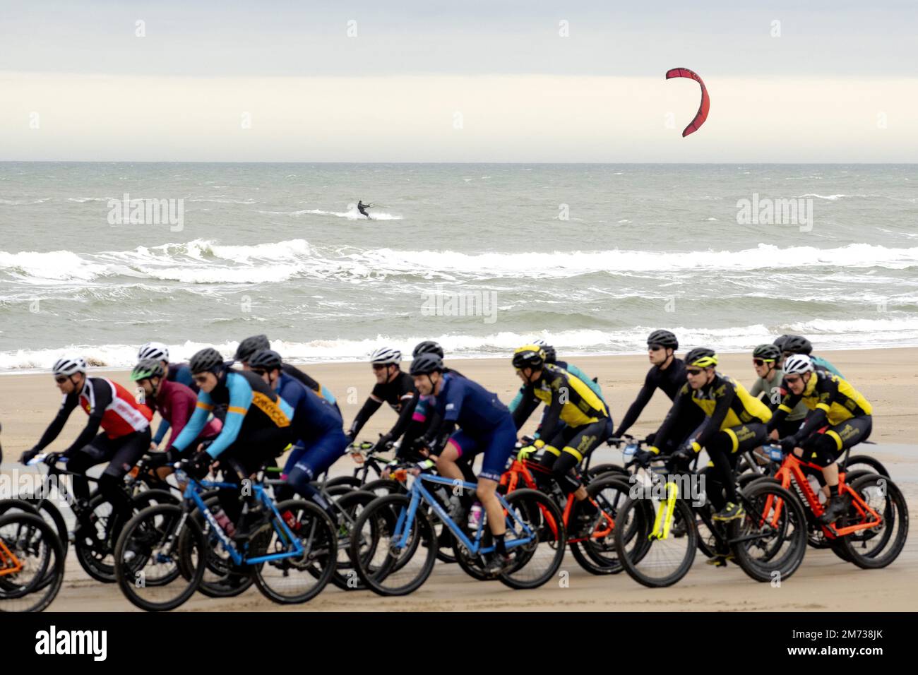 CASTRICUM AAN ZEE - Participants in action during the Egmond-Pier ...