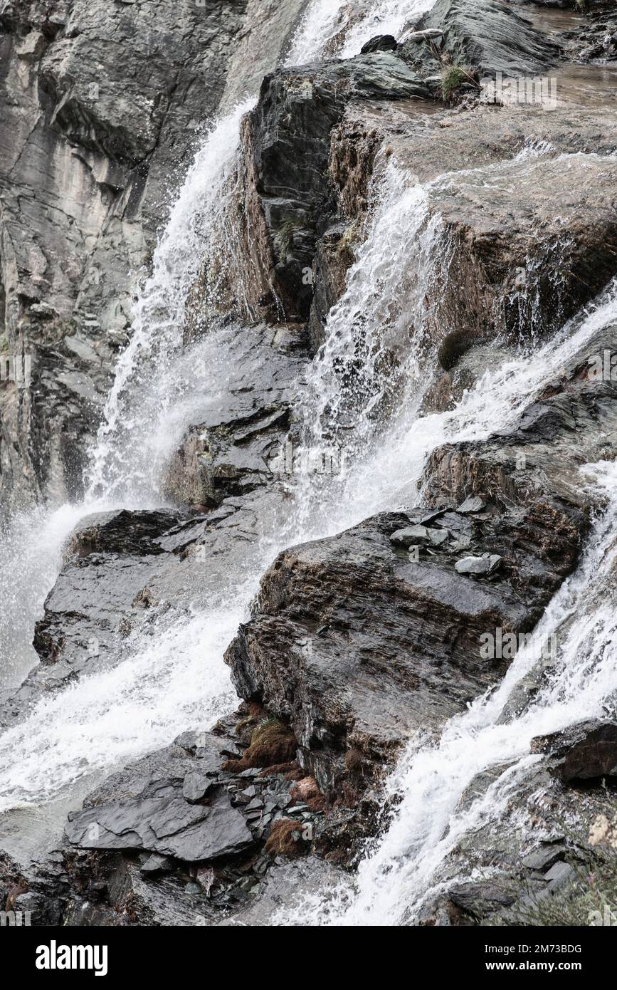 Super contrast and monochrome shot of flowing and foaming water of ...