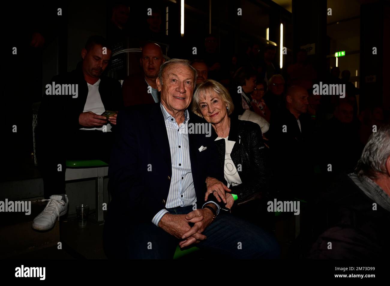 Trainerlegende Eduard Geyer mit Ehefrau Angelika auf der Vip-Tribüne ...