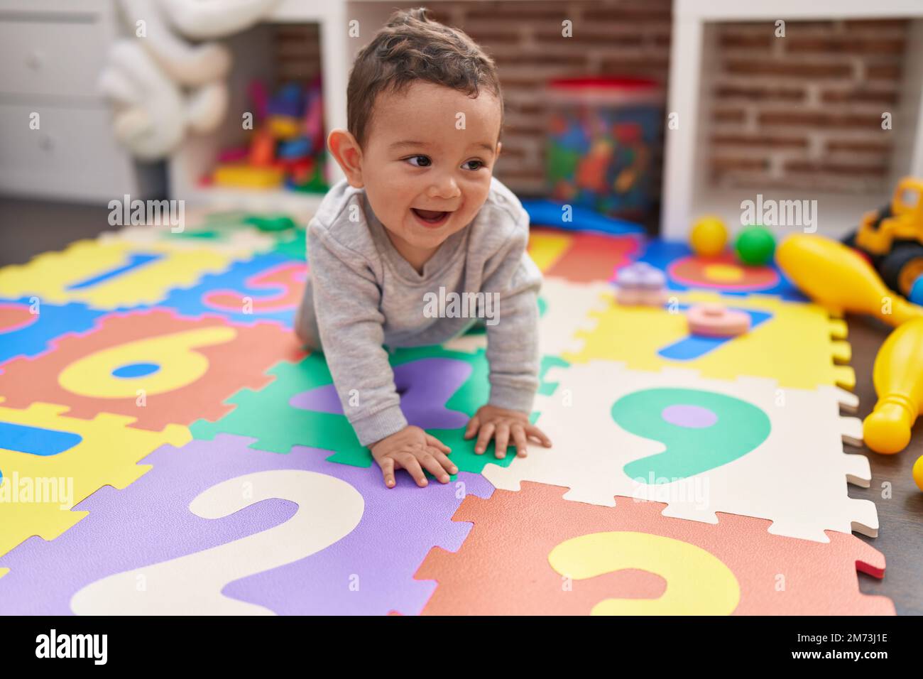 Infant crawling school hi-res stock photography and images - Alamy
