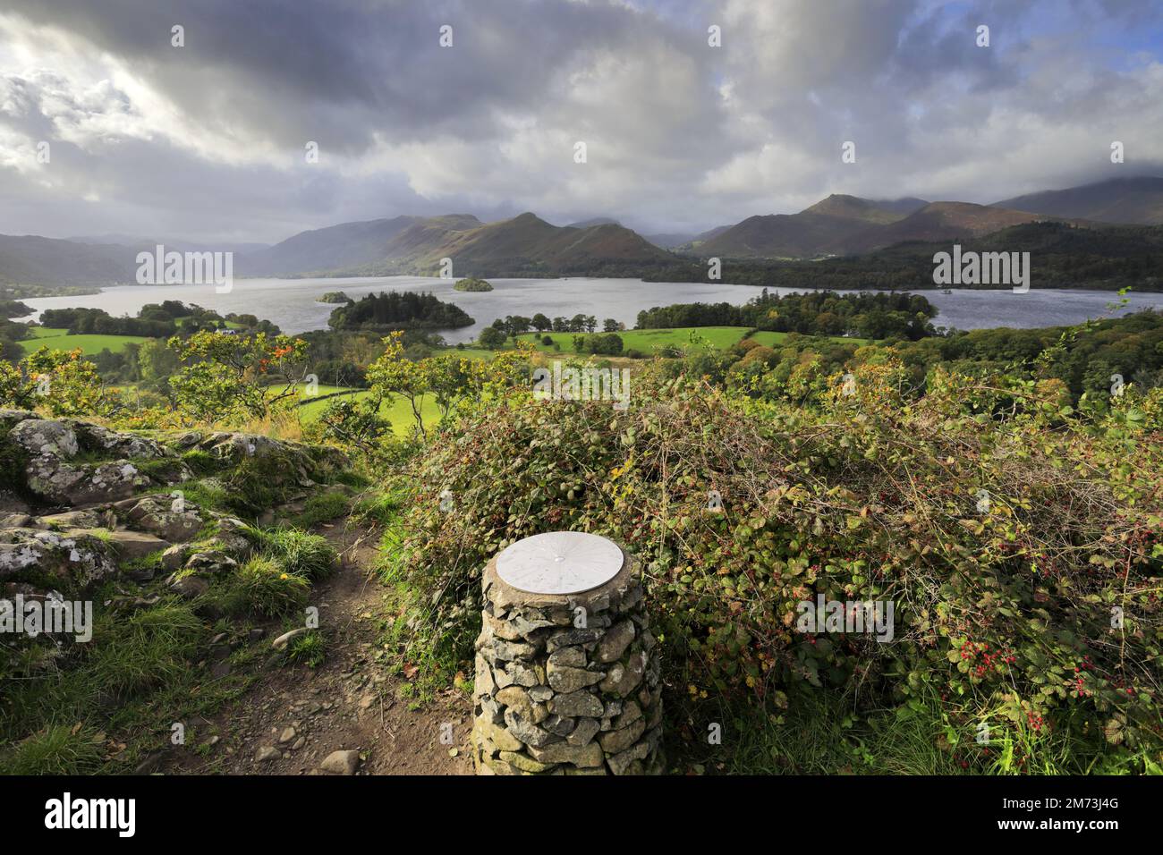 View over the waymarking toposcope on Castlehead fell above ...
