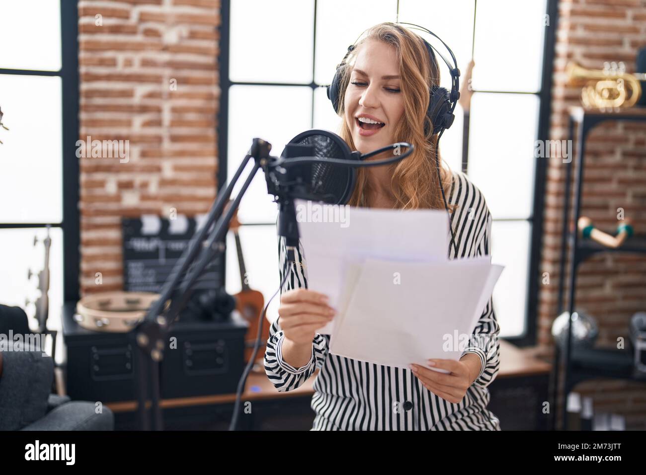 Pretty young female blonde singer hi-res stock photography and images ...