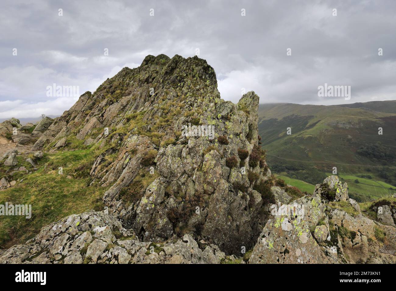 The summit of Helm Crag fell, above Grasmere in the Central Fells, Lake ...