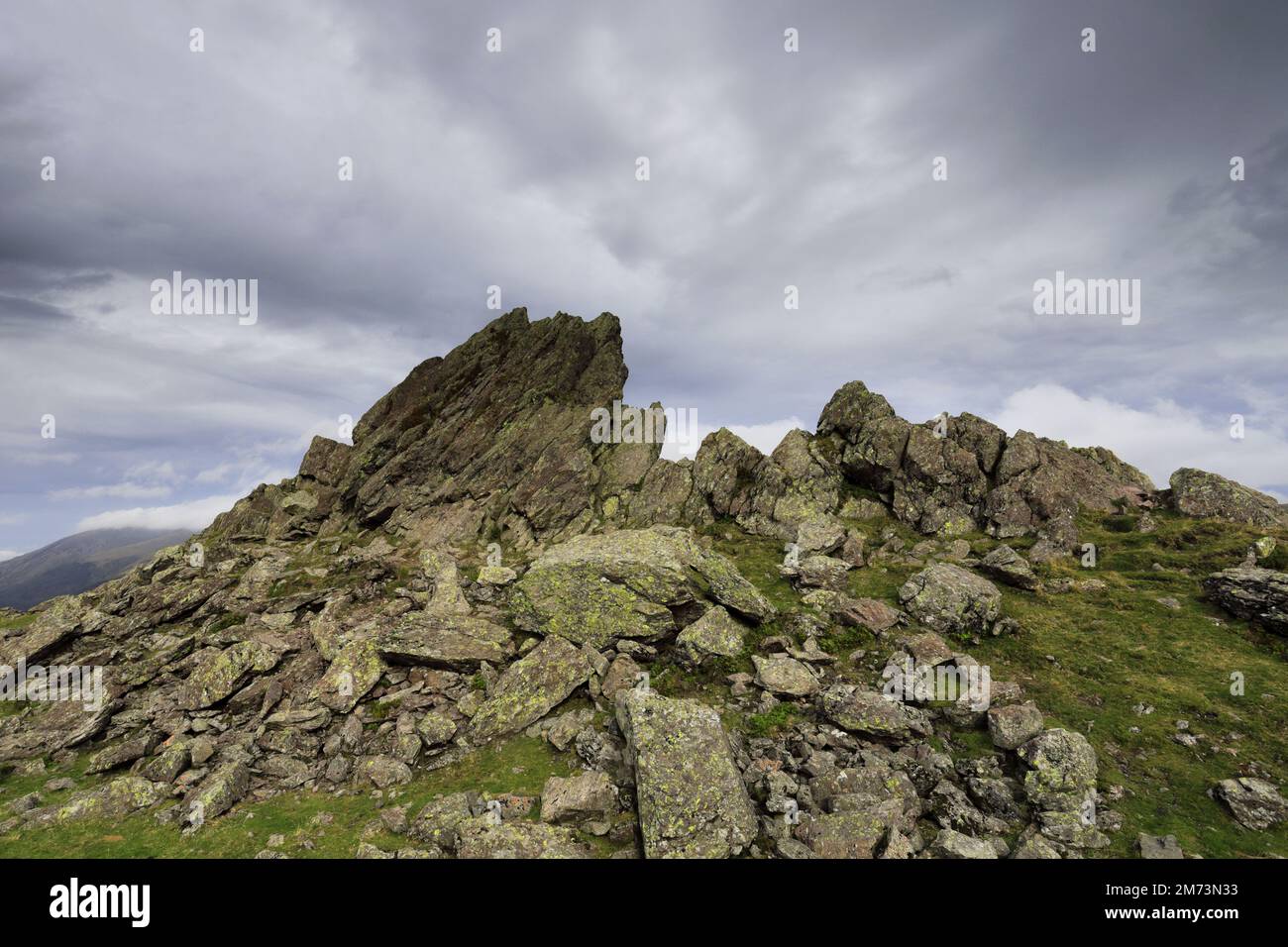 The summit of Helm Crag fell, above Grasmere in the Central Fells, Lake ...